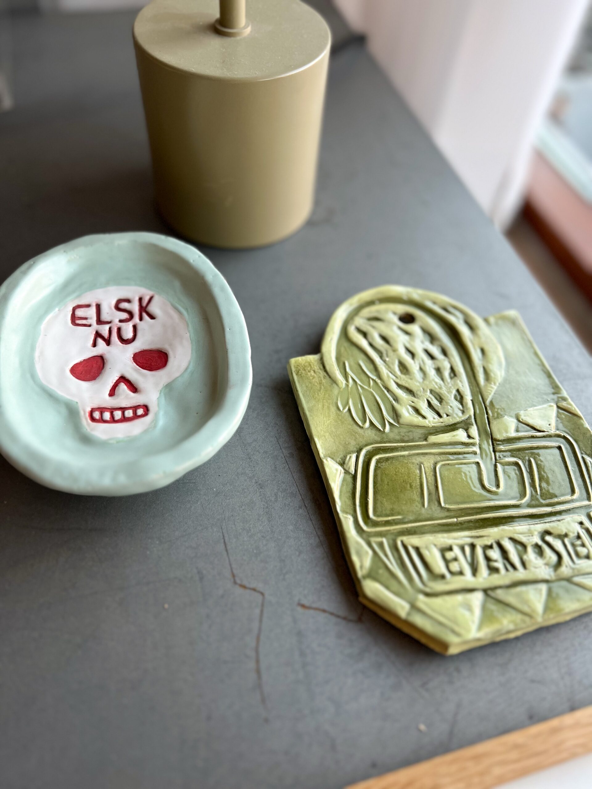 Leverpostej - vægophæng i keramik - zimmerlundkunst.dk